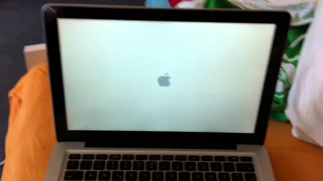Booting MacBook Pro 2,4 GHz, 8gb RAM, SSD - YouTube