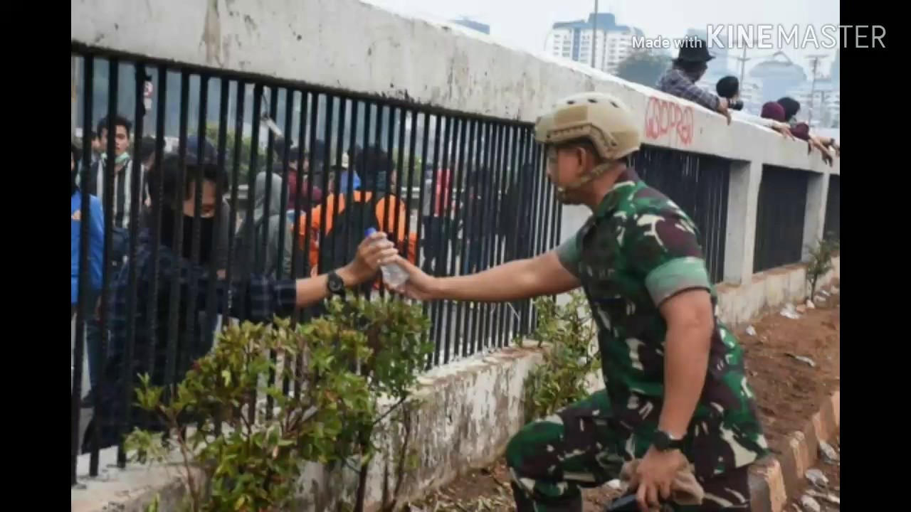 DEMO TOLAK RUU,TNI VS MAHASISWA AKSI DAMAI - YouTube