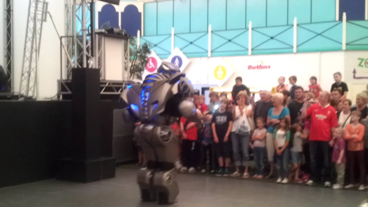 Titan the robot at butlins - YouTube