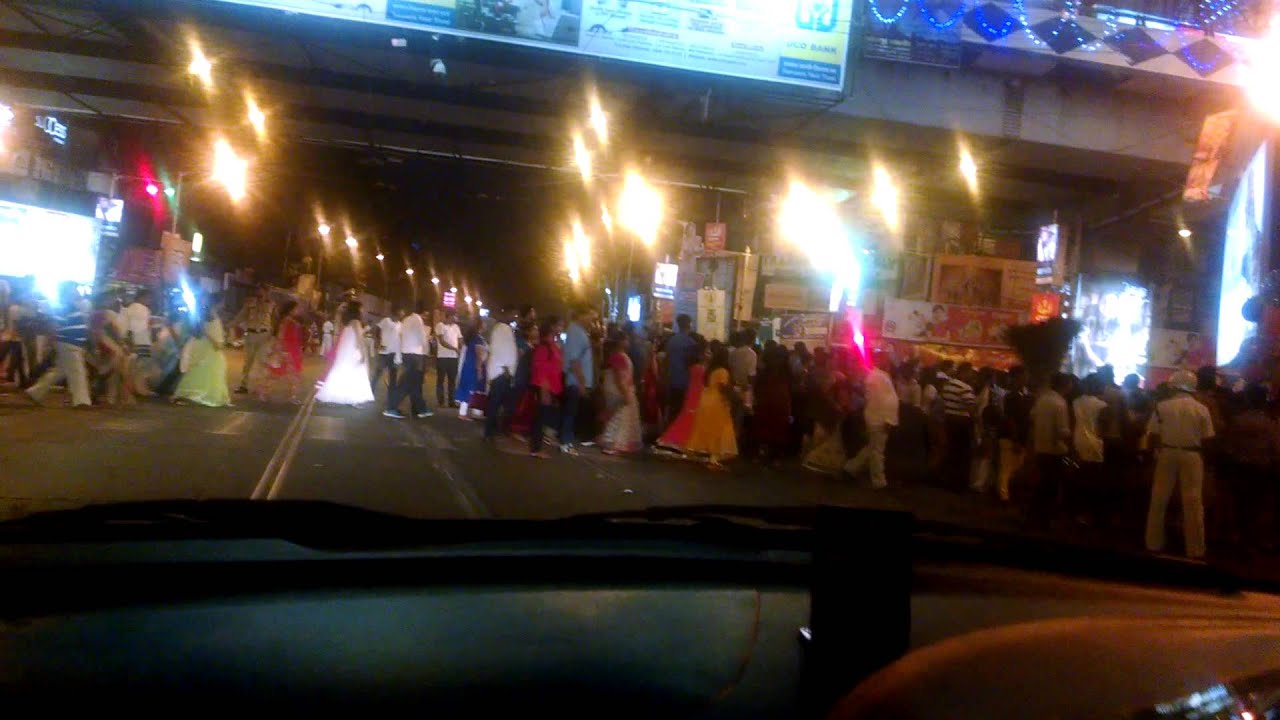 View of crowd crossing the Gariahat road of kolkata india - YouTube