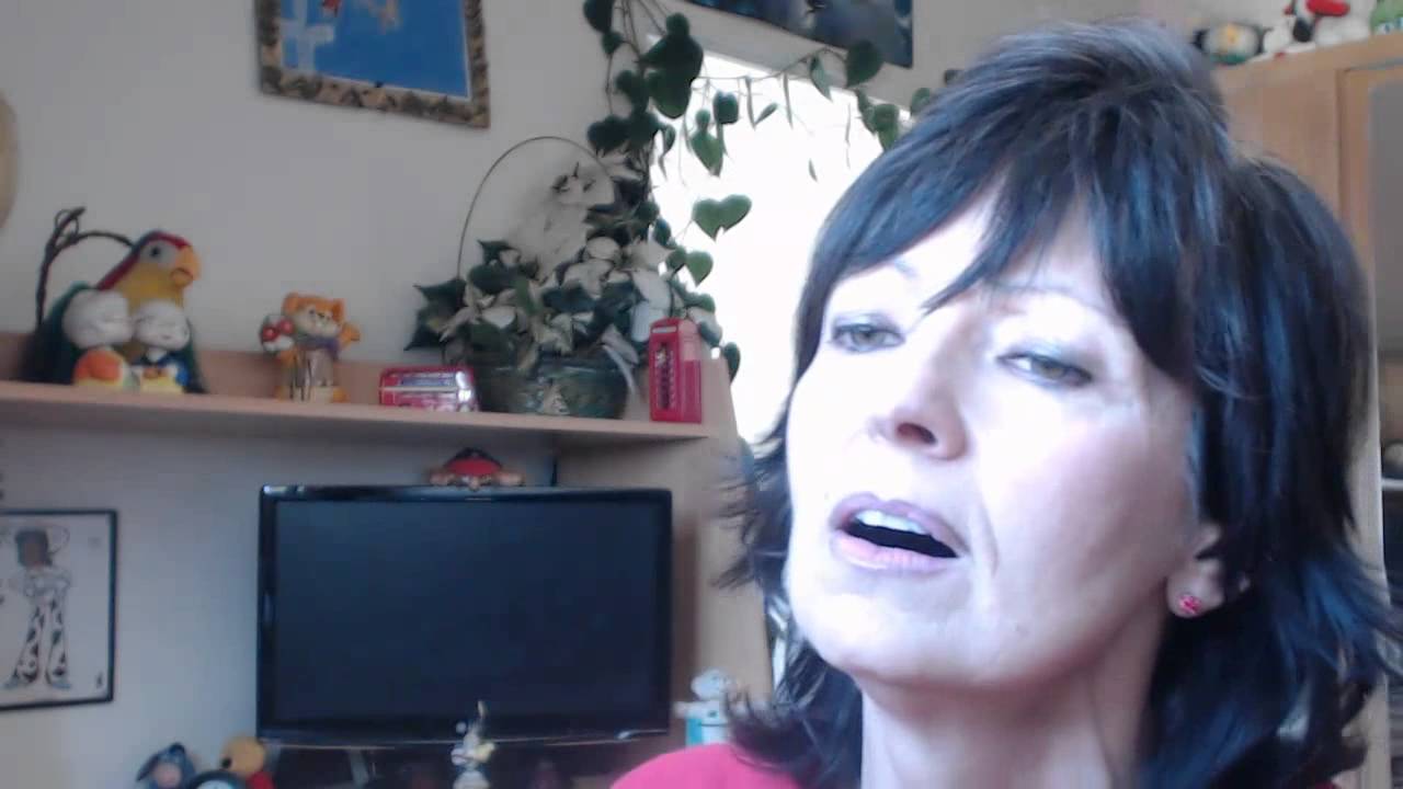 Isa chante "Cuando calienta el sol" - YouTube
