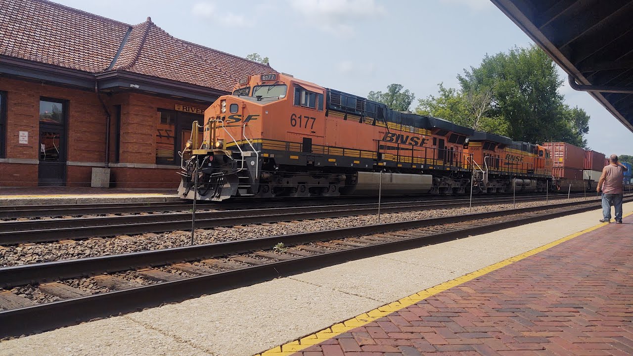 Railfanning the BNSF Racetrack at Riverside - YouTube
