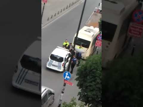Bide polis rüşvet almıyor diyorlar trafik polisi arbasina giden minubuscuye dikkatli bakin