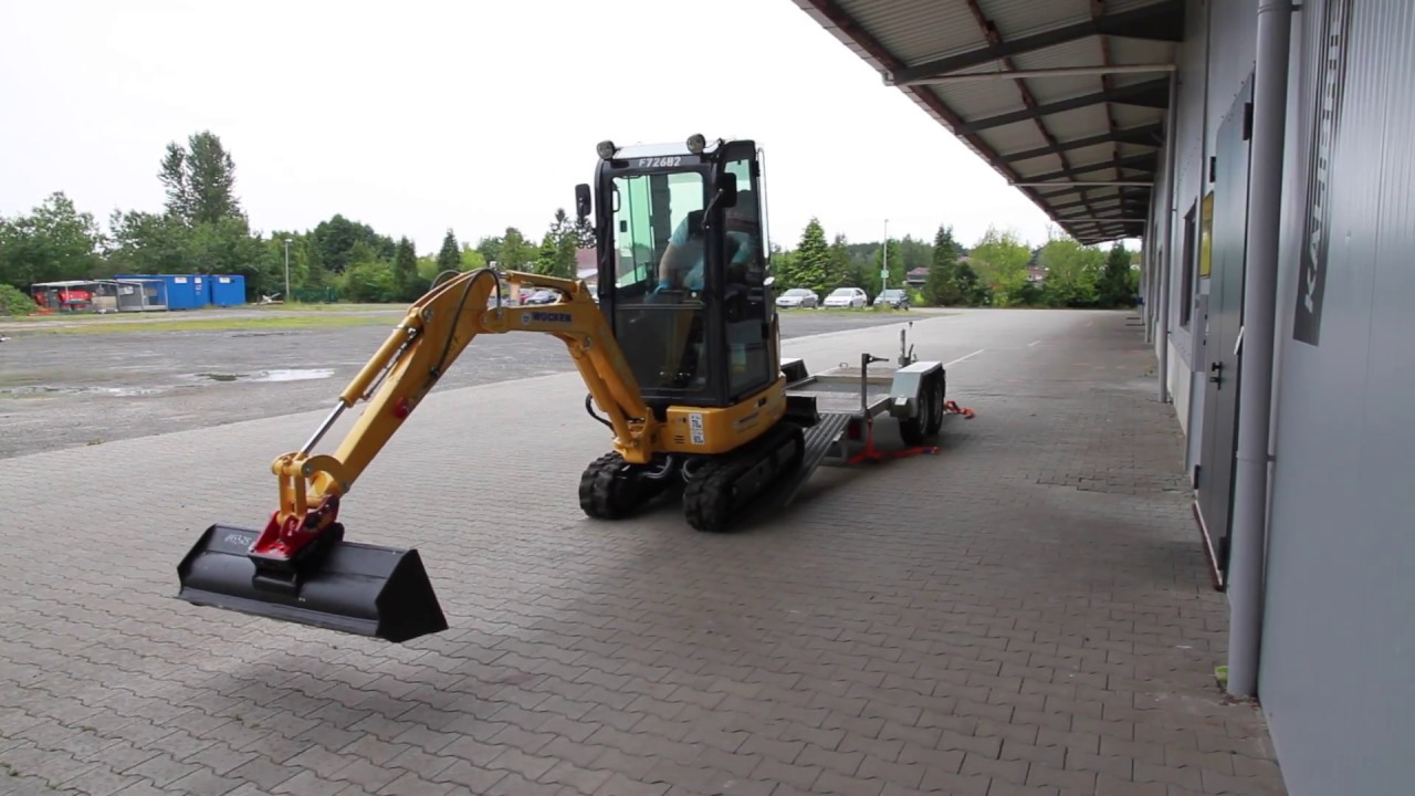 Auf- und Abladen eines Minibaggers von WOCKEN - YouTube