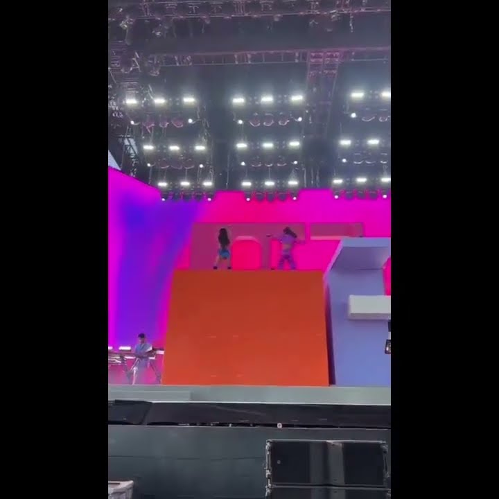 Becky G y Natti Natasha se besan en Coachella - YouTube