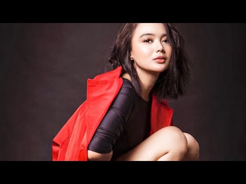 Seksinya Wika Salim Pakai Rok Mini