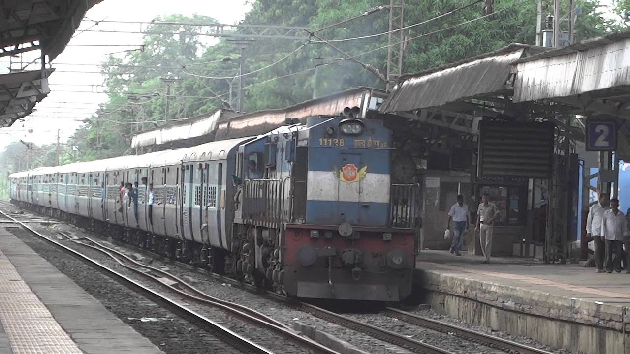 19568 VIVEK EXPRESS Crossing 22913 BCT-NDLS Premium Special!! - YouTube