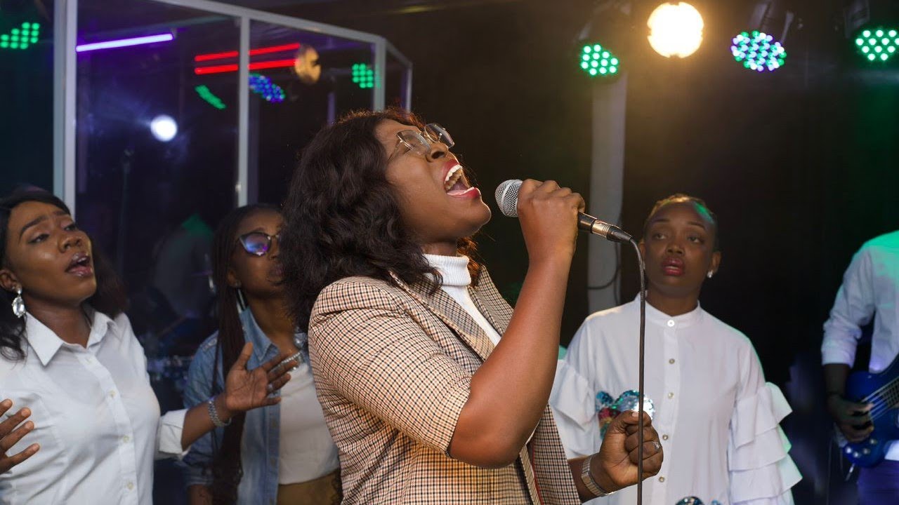 8 minutes intensive Worship medley || Debbie Grant @NeonAdejo ...
