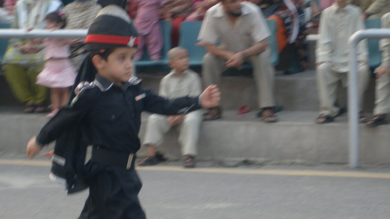 Little Kid Part of Military Parade (Pakistan - India) - YouTube