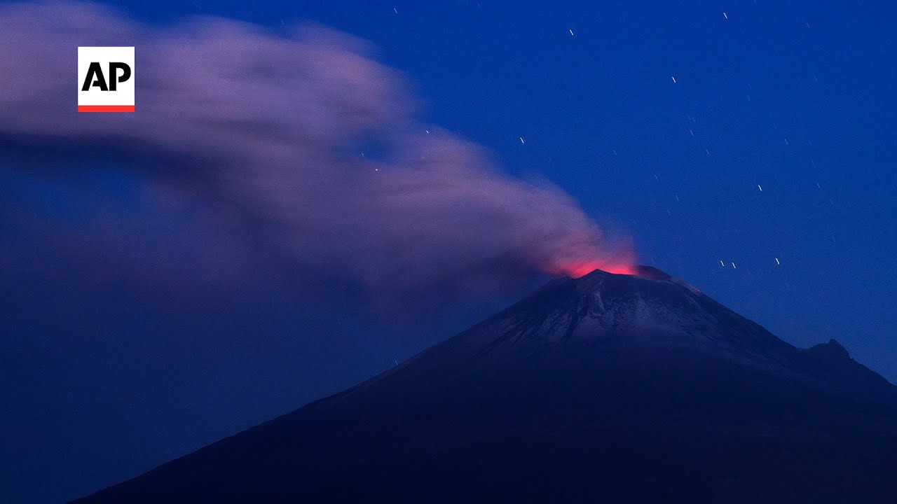 'El Popo' volcano showers towns in Mexico with ash - YouTube