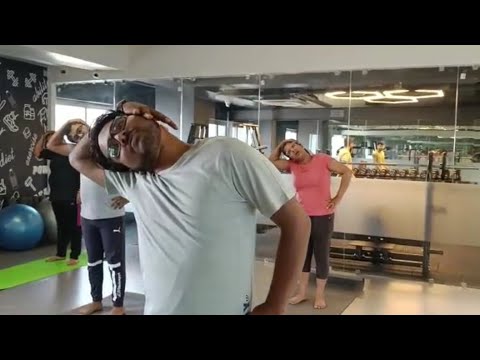 Head and Shoulder Rotation / #yoga #beginners - YouTube