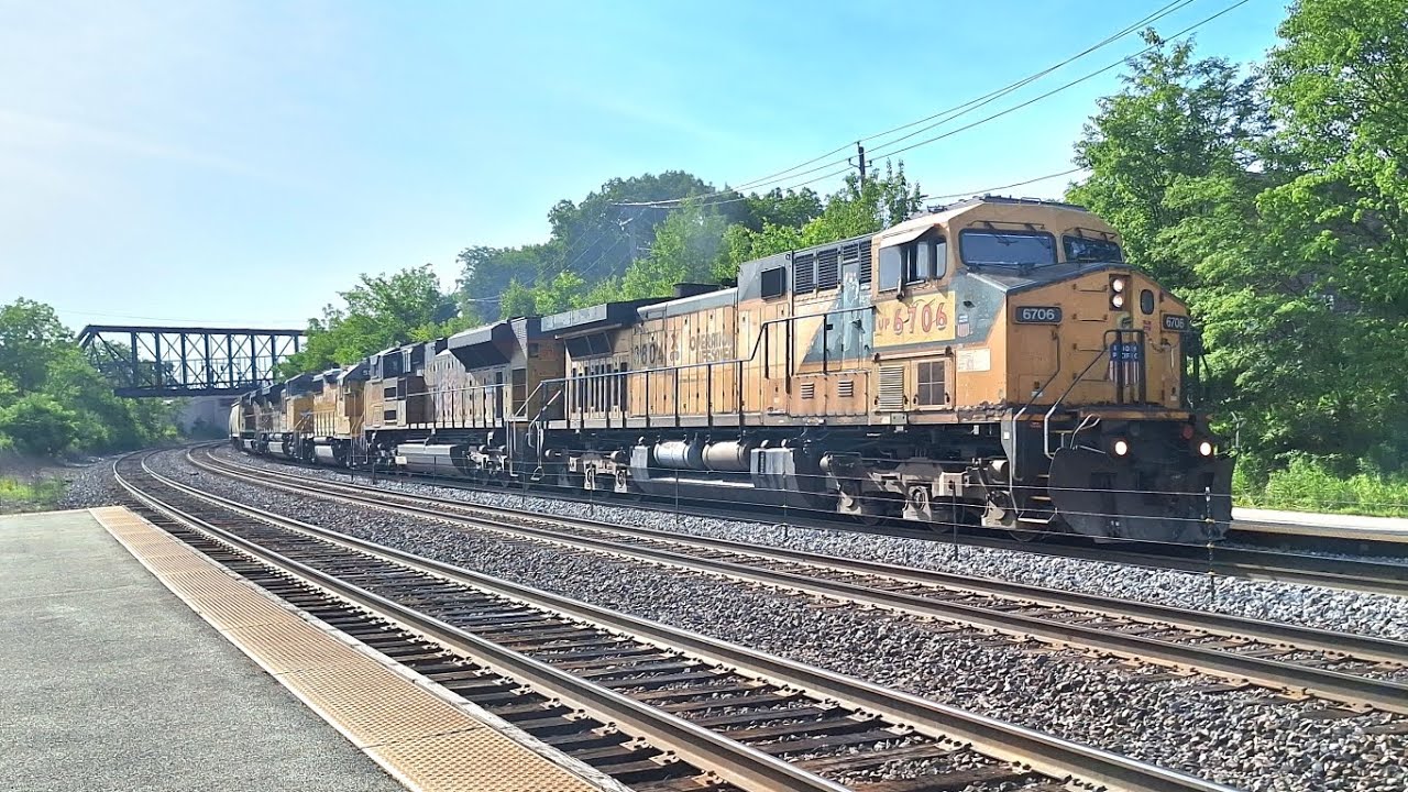 UP 6706 (CNW Paint) Leads M-MTPR + METX 79 Leads an Outbound at Wheaton ...