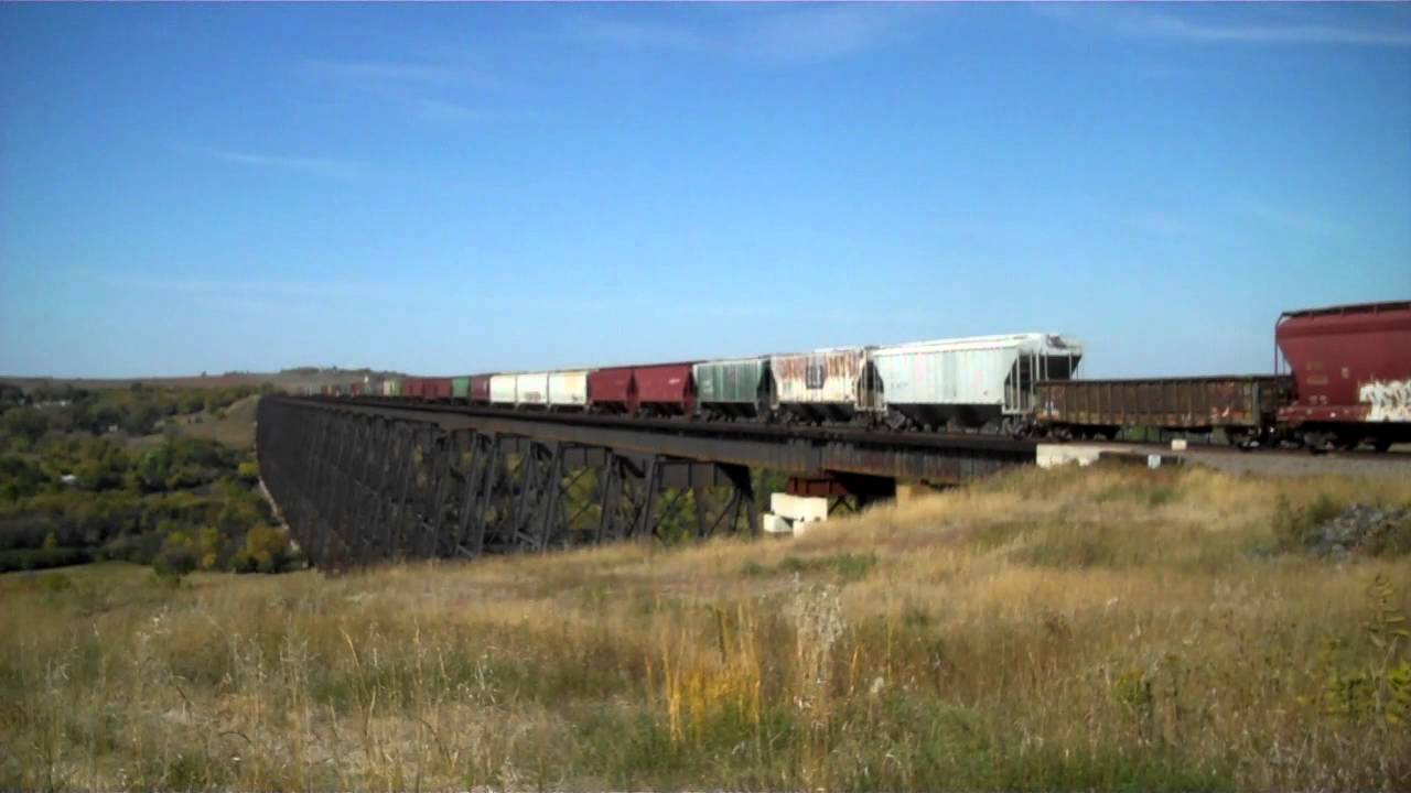 BNSF 1885 SD40-2 Snoot Nose leads JY Local over Hi-Line Bridge at ...