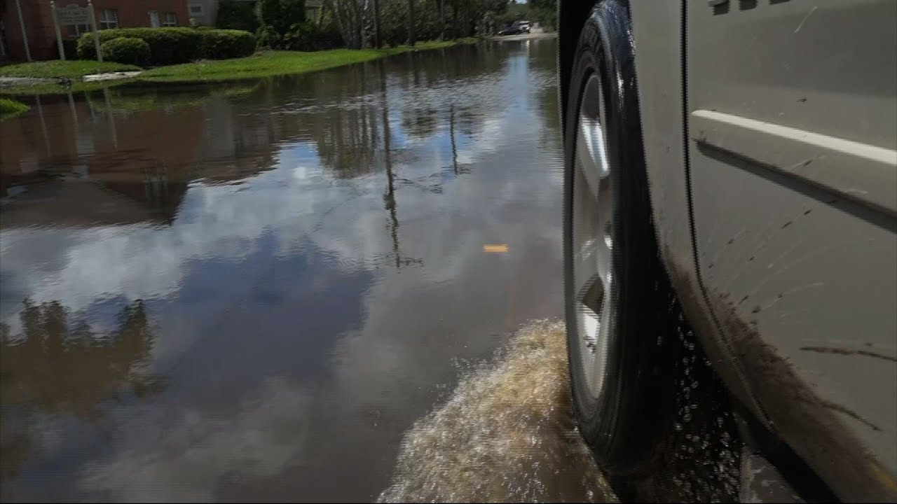 Jacksonville Residents Sift Through Irma’s Muck - YouTube
