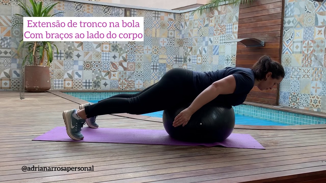 Extensão de tronco na bola com braços ao lado tronco - YouTube