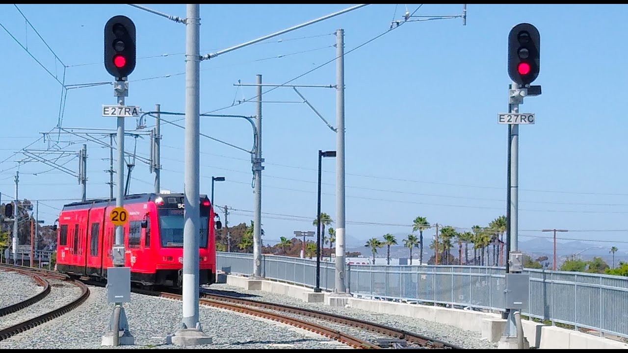MTS Copper Line Trolley Arriving & Then Departing (El Cajon Transit ...