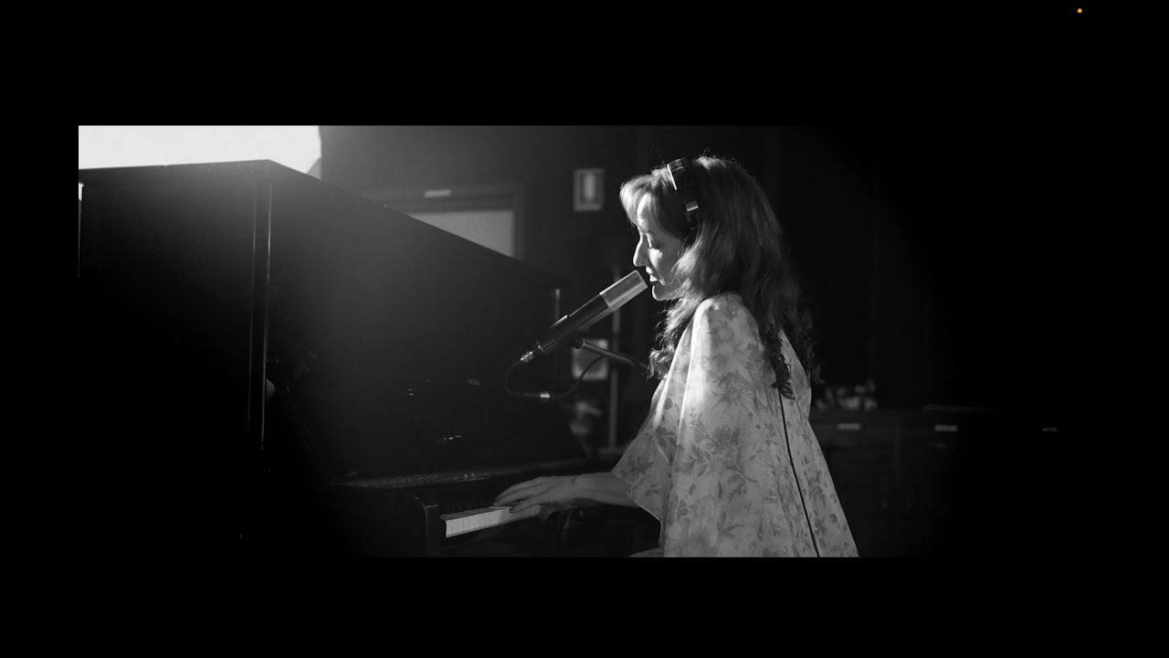 Georgia Mooney - War Romance (Live in Studio) - YouTube