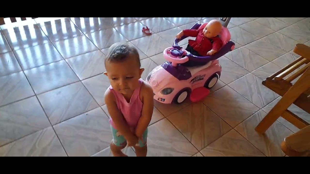 MINHA PEQUENA BRINCANDO COM A BONEQUINHA DELA. - YouTube