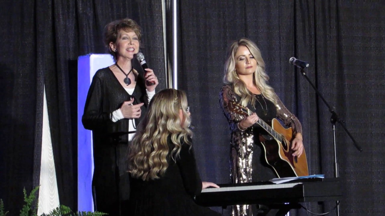 KENNA TURNER WEST @ CREEKSIDE DIAMOND AWARDS 2019 - YouTube