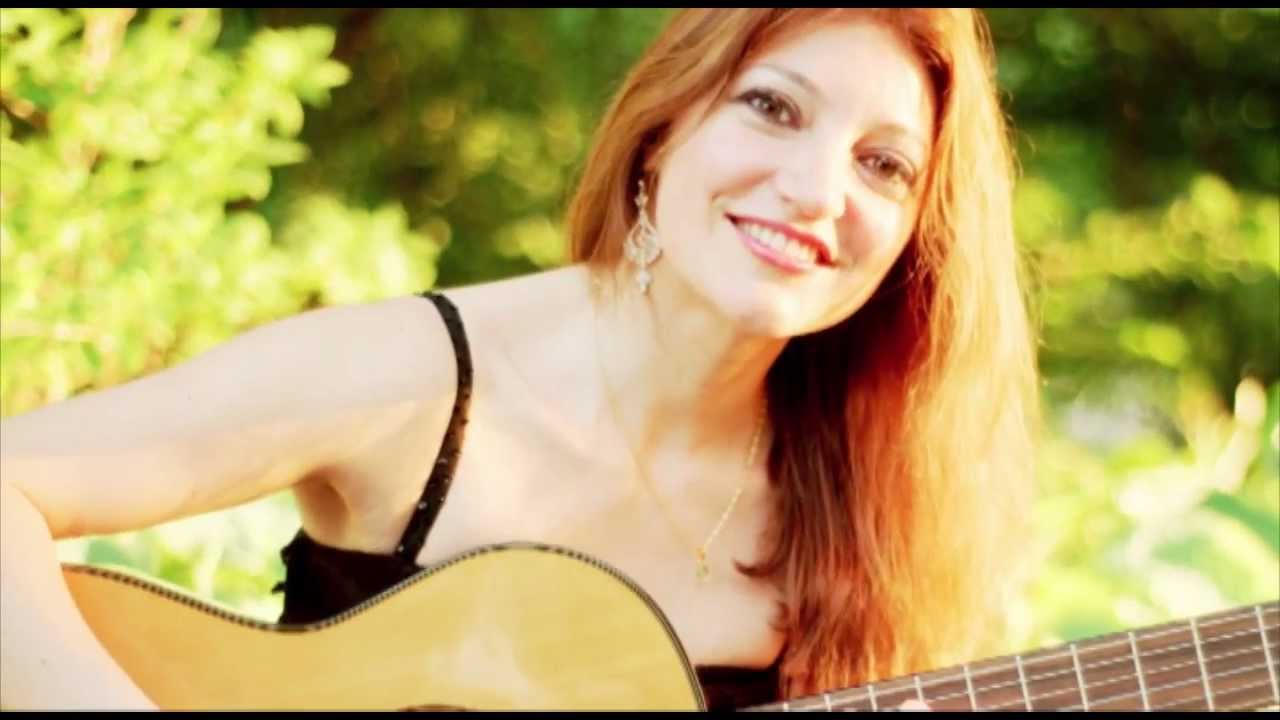 Irene Gomez, plays "El Dia que me quieras" (Carlos Gardel-Alfredo Le ...