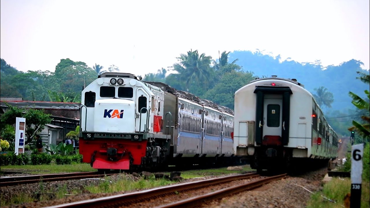 The trains speed and pass each other on the uphill track [4K] - YouTube