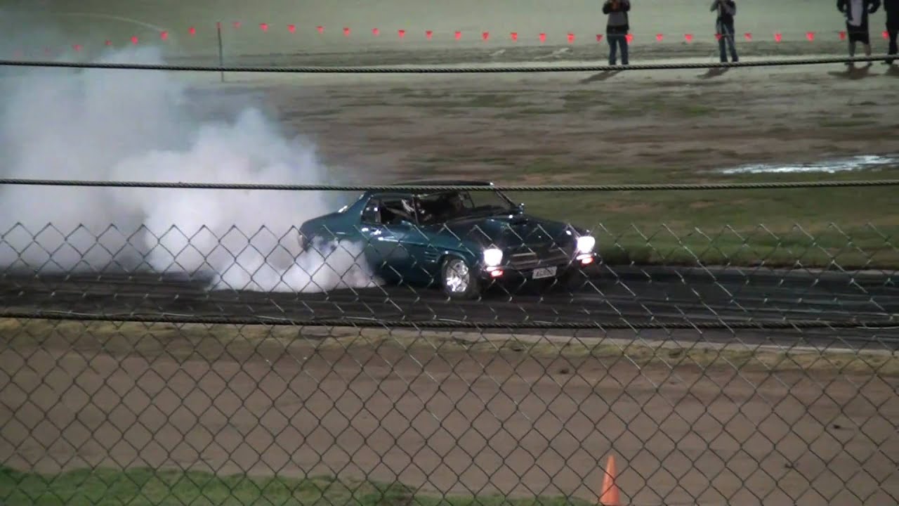 HOLDEN HQ COUPE V8 BURNOUT ROUND 2 - YouTube