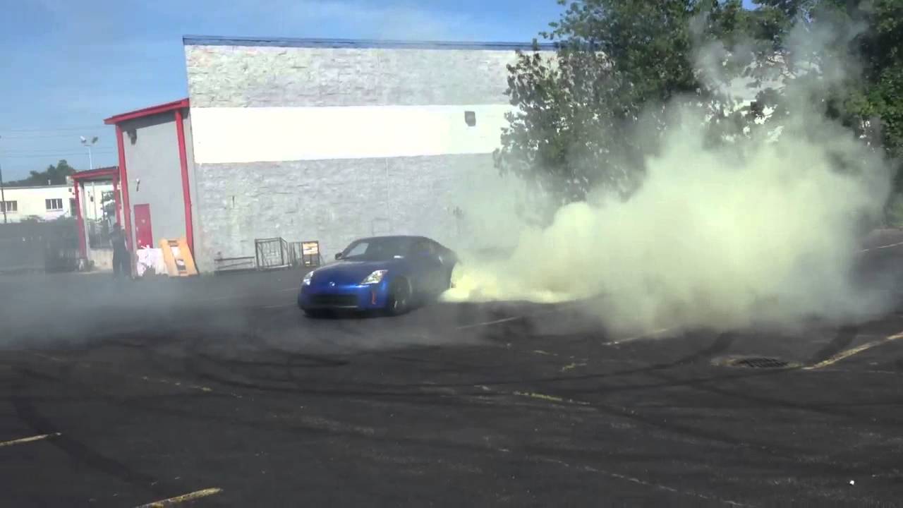 Twin Turbo 350z Drifting Tire Explodes - YouTube