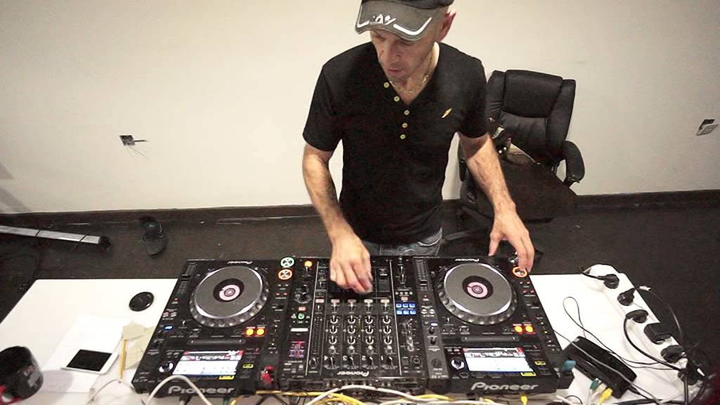 INTERMEDIATE DJ LESSON ON PHRASE MIXING AN ACAPELLA IN YOUR SET - YouTube