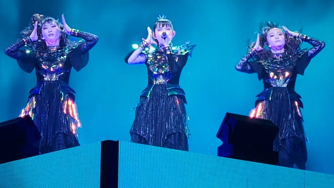 BABYMETAL - from me to u (feat. Poppy) live @ Forest National, Brussels ...