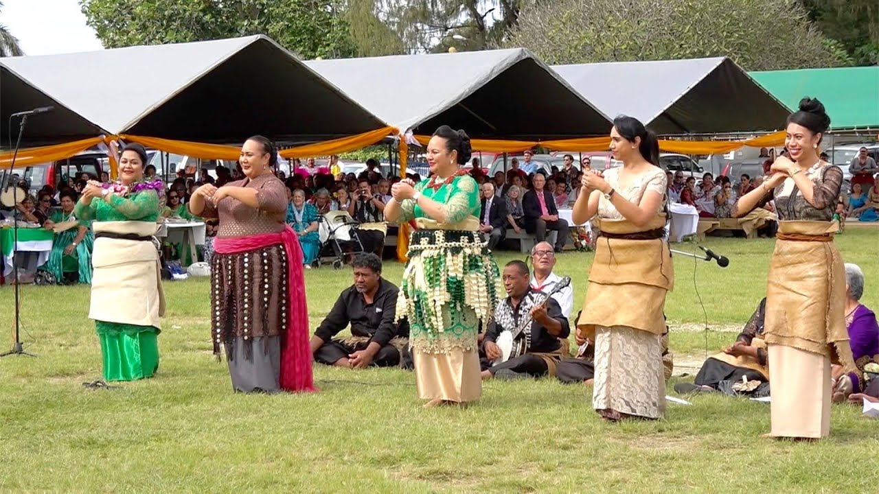 Maa'imoa 'a e 'Fuifui Lupe 'o loto Palasi | Queen Mother Halaevalu Mata ...