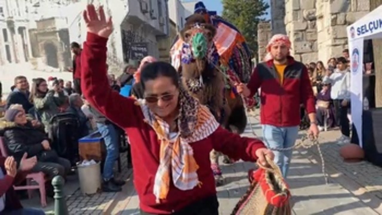 La mujer que causa sensación en la lucha con camellos en Turquía - YouTube