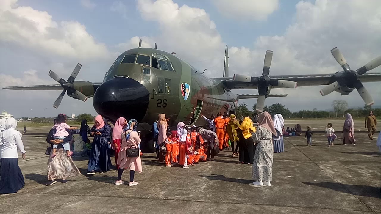 Hercules di Lanud Sultan Iskandar Muda, Aceh Besar - YouTube