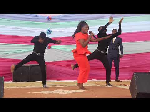 Rose Muhando akiwa pamoja na Sabbas Nkurunziza  kanisa la Free Methodist Gishingano
