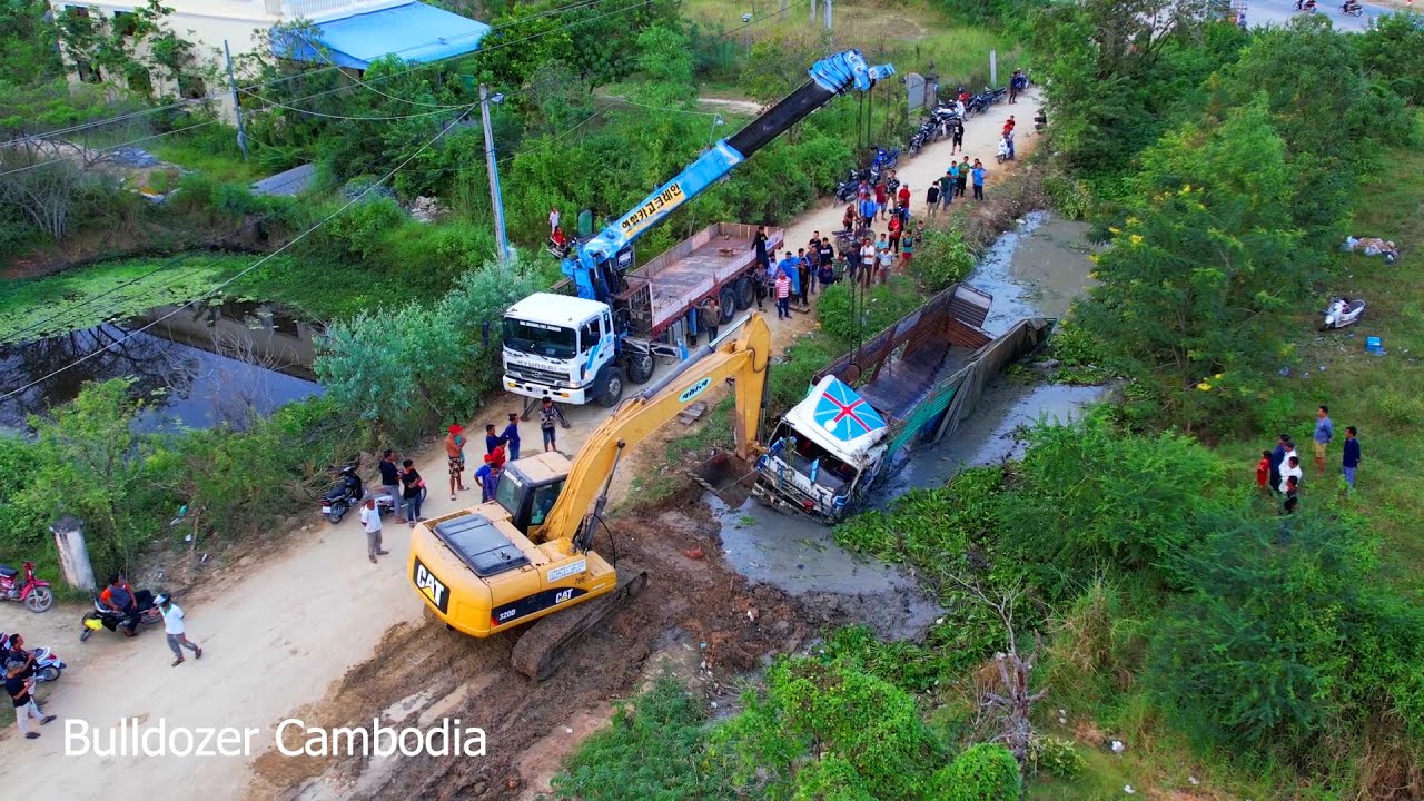 Unexpected Five-Way Car Fall Down In Water And Fails Recovery With ...