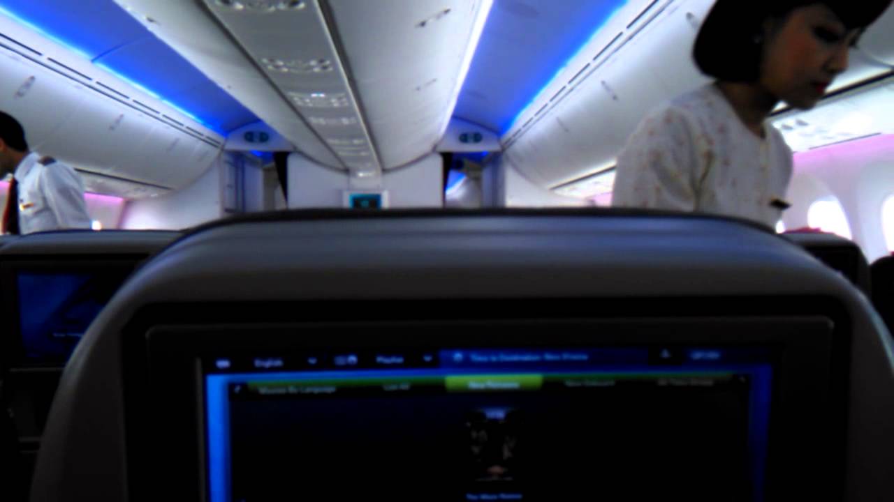 Qatar airways from Doha to Tunis by Dreamliner 727 - YouTube
