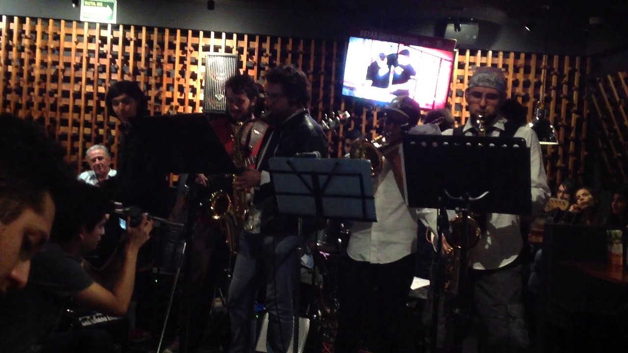 LA BANDA EN LA CANTINA LA DEL ESTRIBO - YouTube