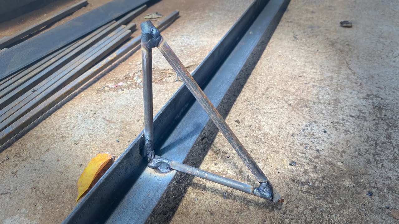 You will be impressed to see this welder's trick to make metal door ...