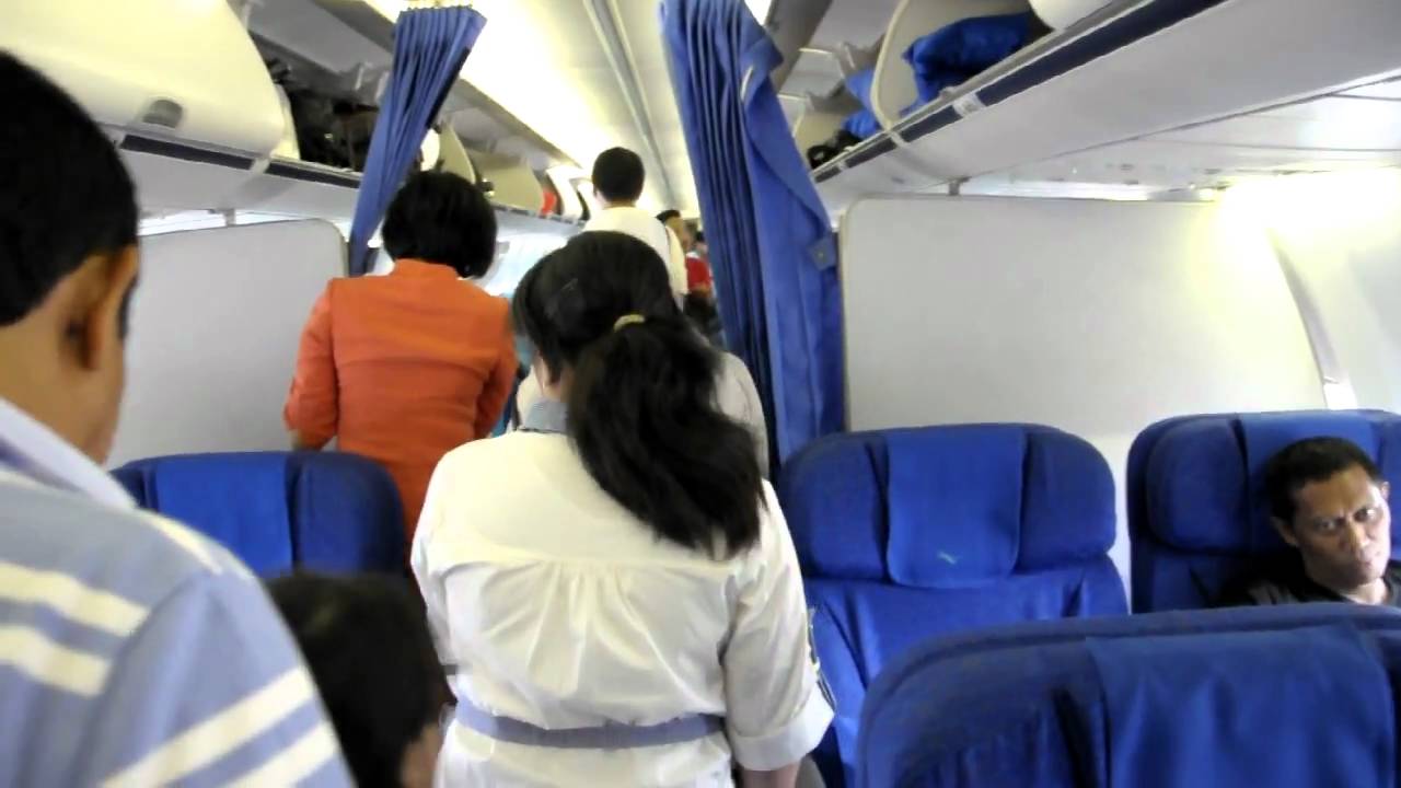 Boarding 737-800 NG Old Interior - YouTube