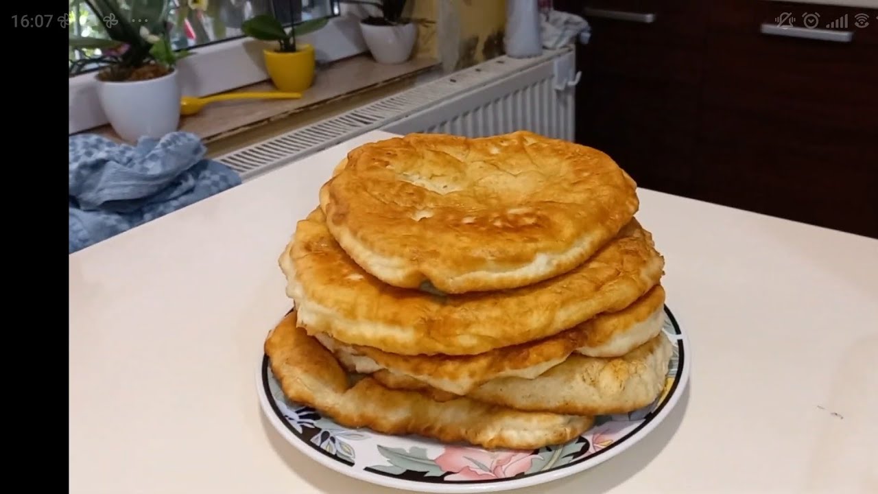 Colăcei( Turte prăjite ) cu ghiveci,grătar și cartofi in untura de la ...