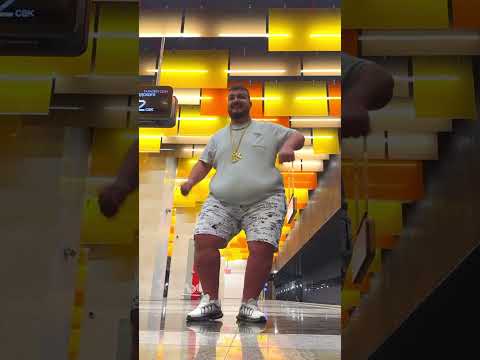 Да, вам не показалось: Ясин Ченгиз исполнил знаменитый танец живота — в Московском метро.