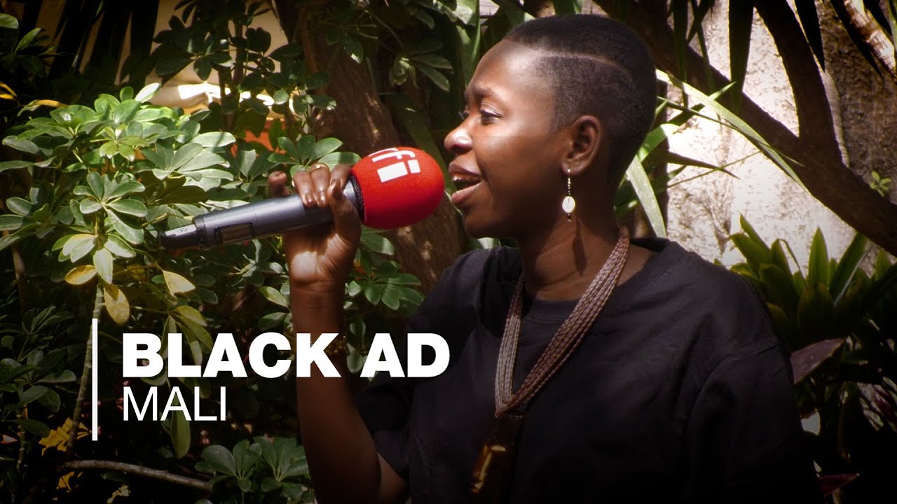 La chanteuse malienne Black Ad interprète son titre "Mali" - YouTube