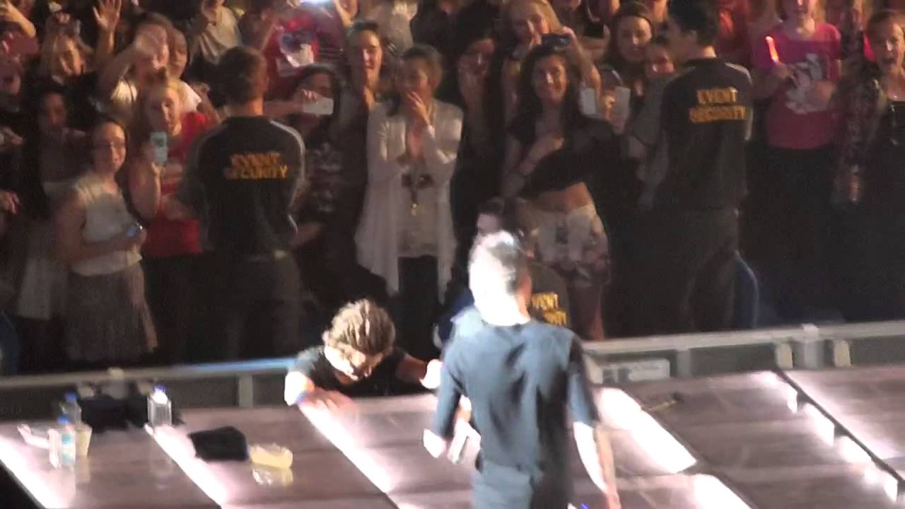 One Direction - Harry Farting (Perth 28/09/13) - YouTube