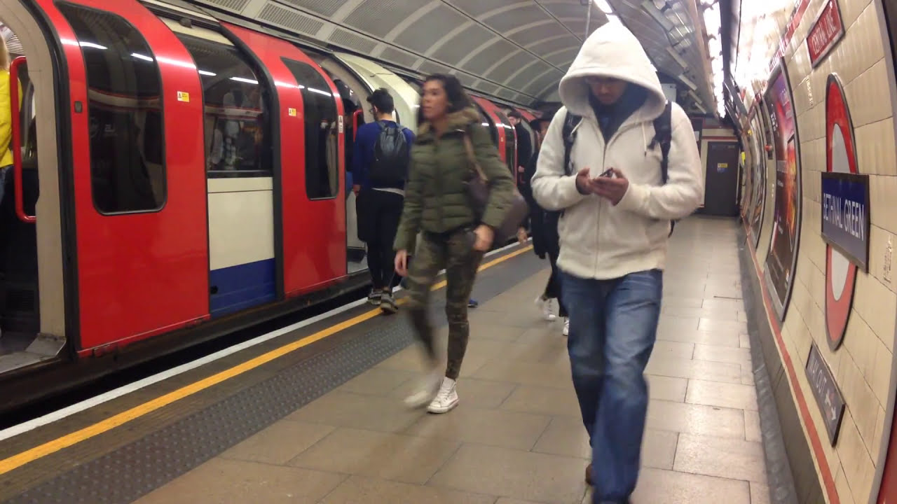 Central Line 92 Stock at Bethnal Green - YouTube