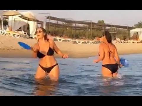Hülya Avşar Bikinisiyle Denizde Pinpon Şovu Yaptı!