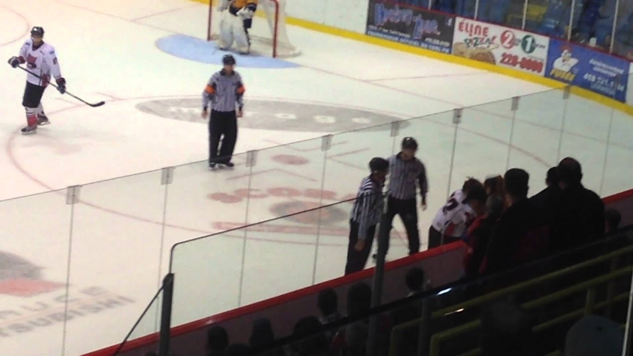 Fight/Bagarre Samuel Benoit vs Justin Cloutier 12 septembre 2015 - YouTube