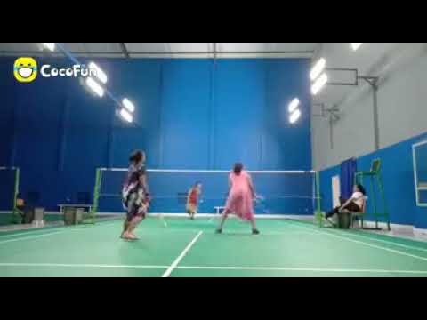 Ibu ibu main badminton