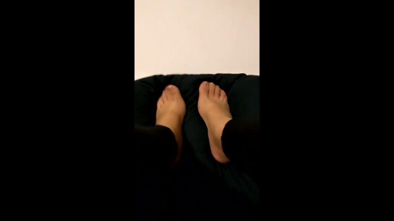 Nylon feet, crunching toes2 - YouTube