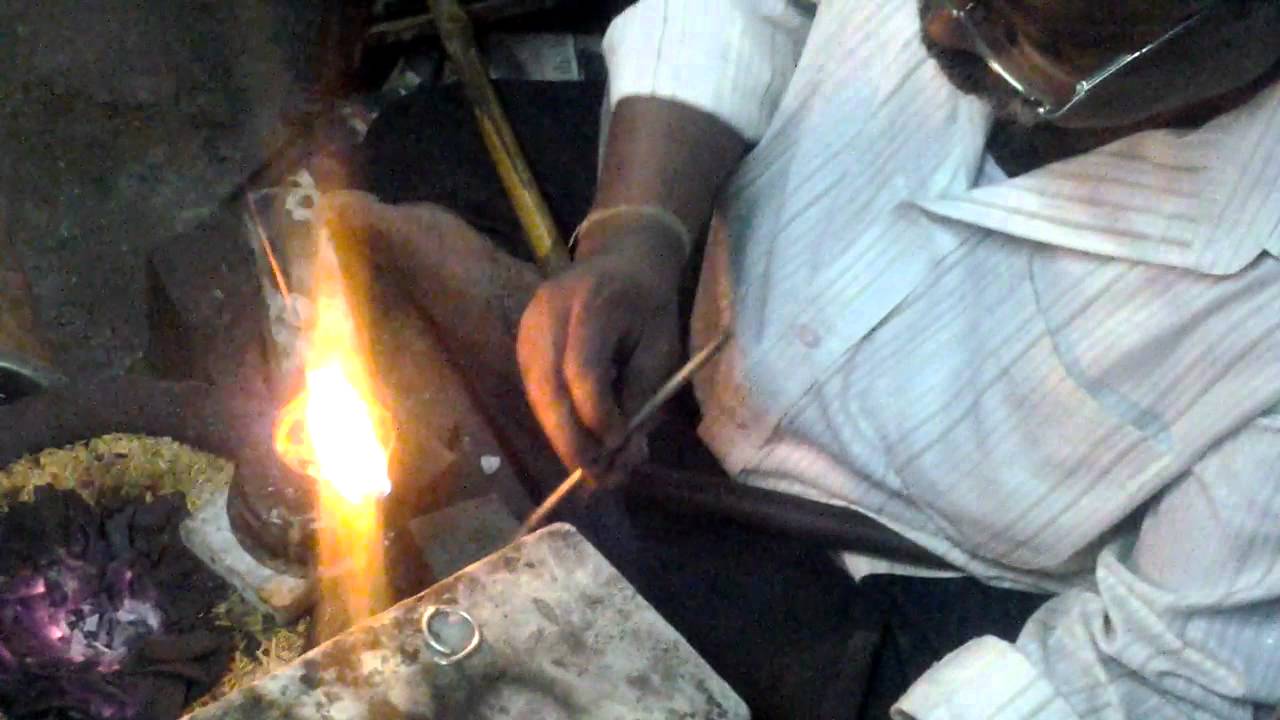 Indian metalsmith - YouTube