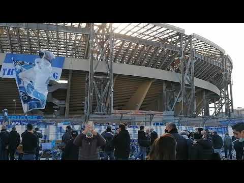 Morte di Maradona, il dolore composto dei  tifosi fuori lo Stadio San Paolo