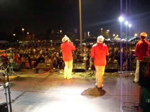 EL TAMBORAZO DE VILLA EN CHICAGO ILLINOIS (EL BUCHANAS) - YouTube